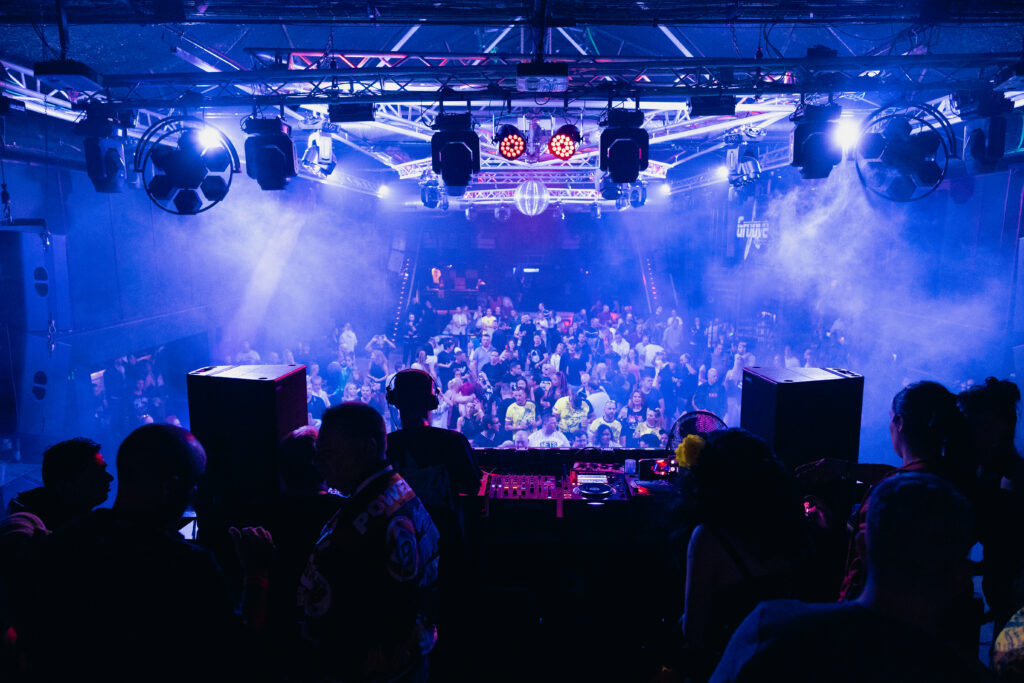 La Magia de Bachatta: Más que una Discoteca, una Comunidad - Bachatta ...